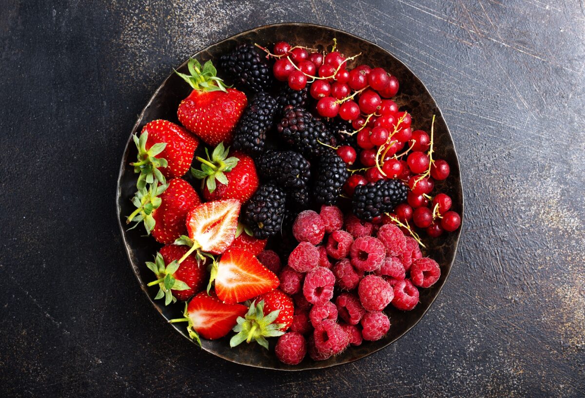 7 Vitamin C-Rich Red Fruits to Eat Daily for Glowing Skin - Health Tips ...